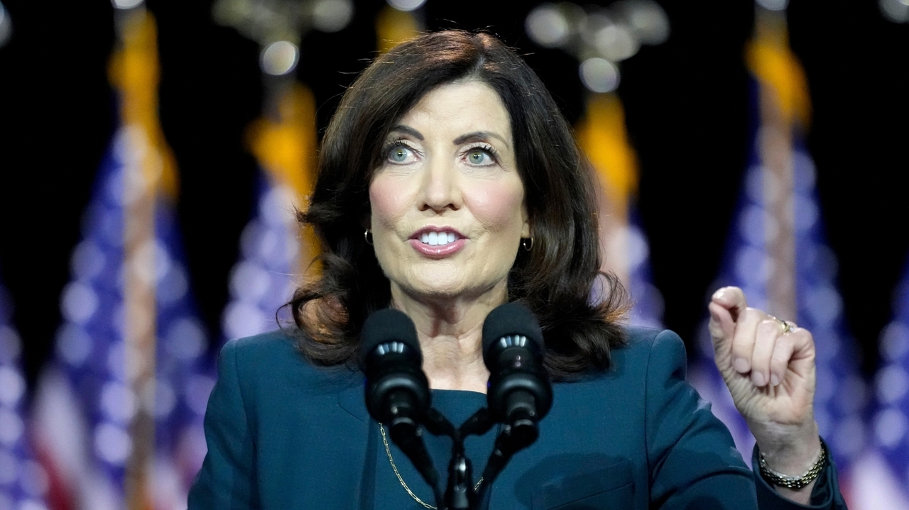 Poll: Hochul favorability drops, but voters back her budget initiatives ...