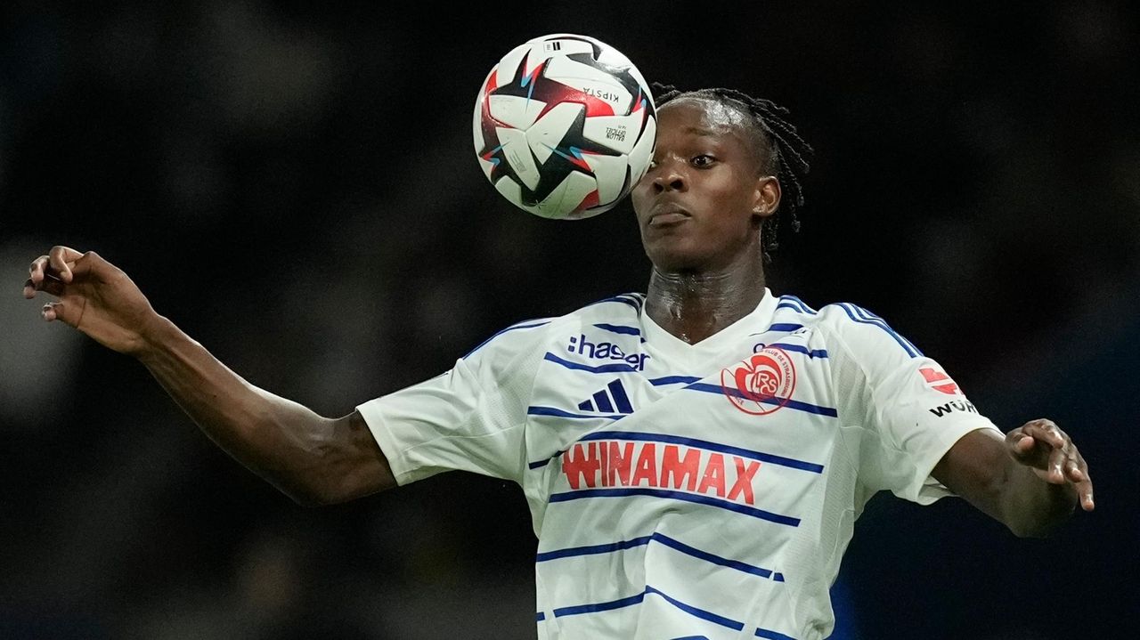 Strasbourg coach criticises home fans who raised banner against club ...