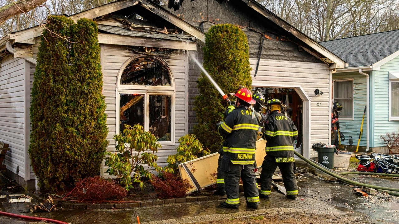 Elderly man dies in Manorville retirement community fire - Newsday