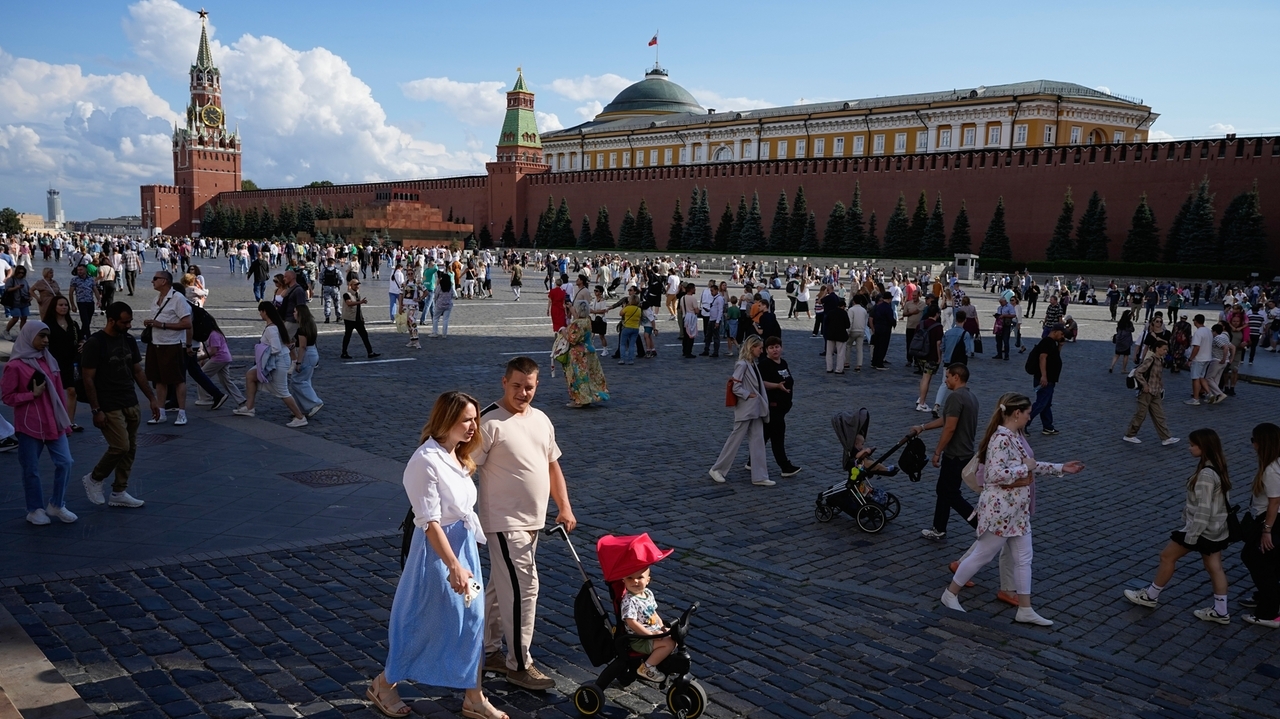 Russia faces a shrinking and aging population and tries restrictive ...