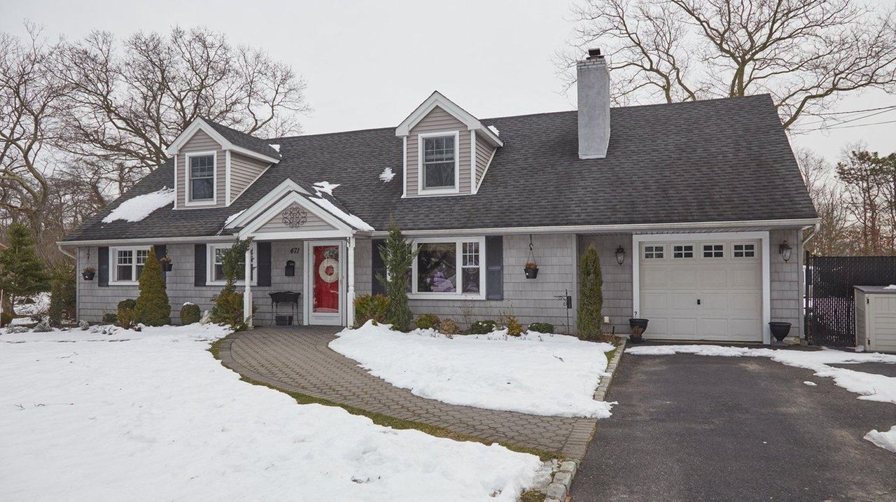 Why you should buy my house: Islip farm-ranch - Newsday