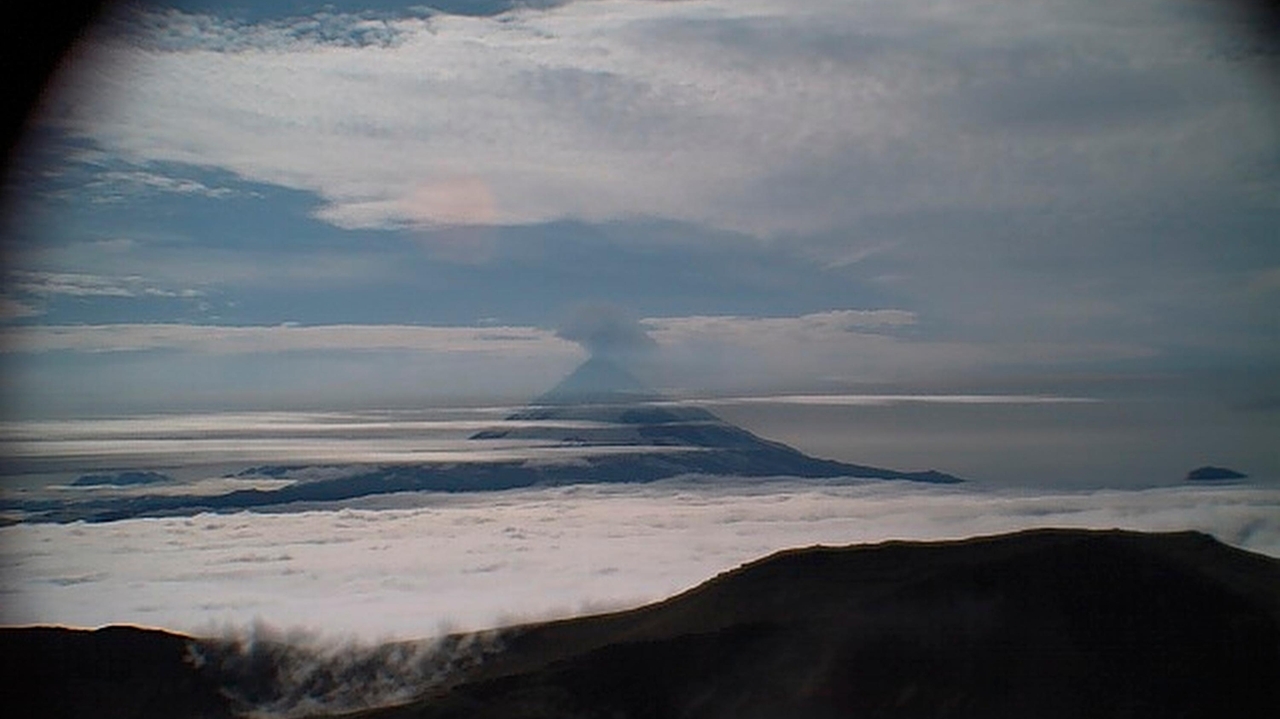 Alaska volcano spews ash cloud high enough to draw weather service ...