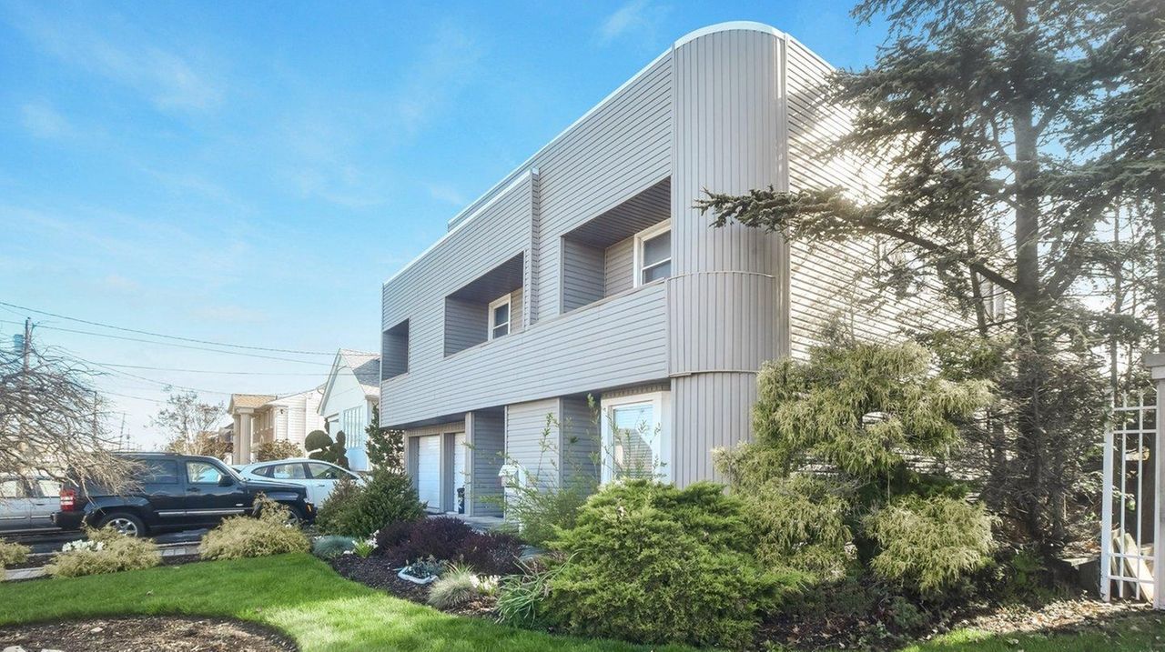 Splanch-style home in Wantagh listed for $649,999 - Newsday