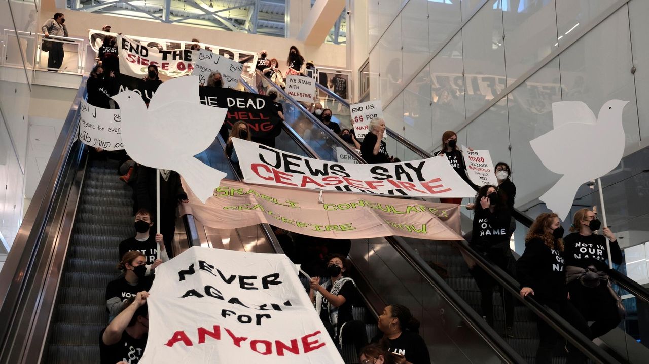 Jewish protesters and allies block Israeli consulate in Chicago ...