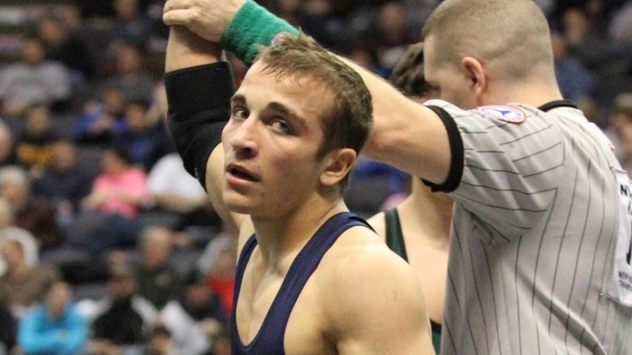 Sayville's Matt Leshinger wins 132-pound final - Newsday