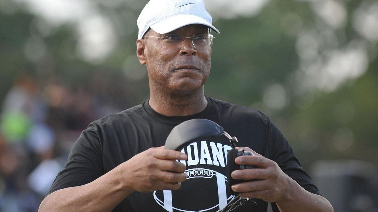 Wyandanch football coach Dwight Singleton is a man on a mission - Newsday