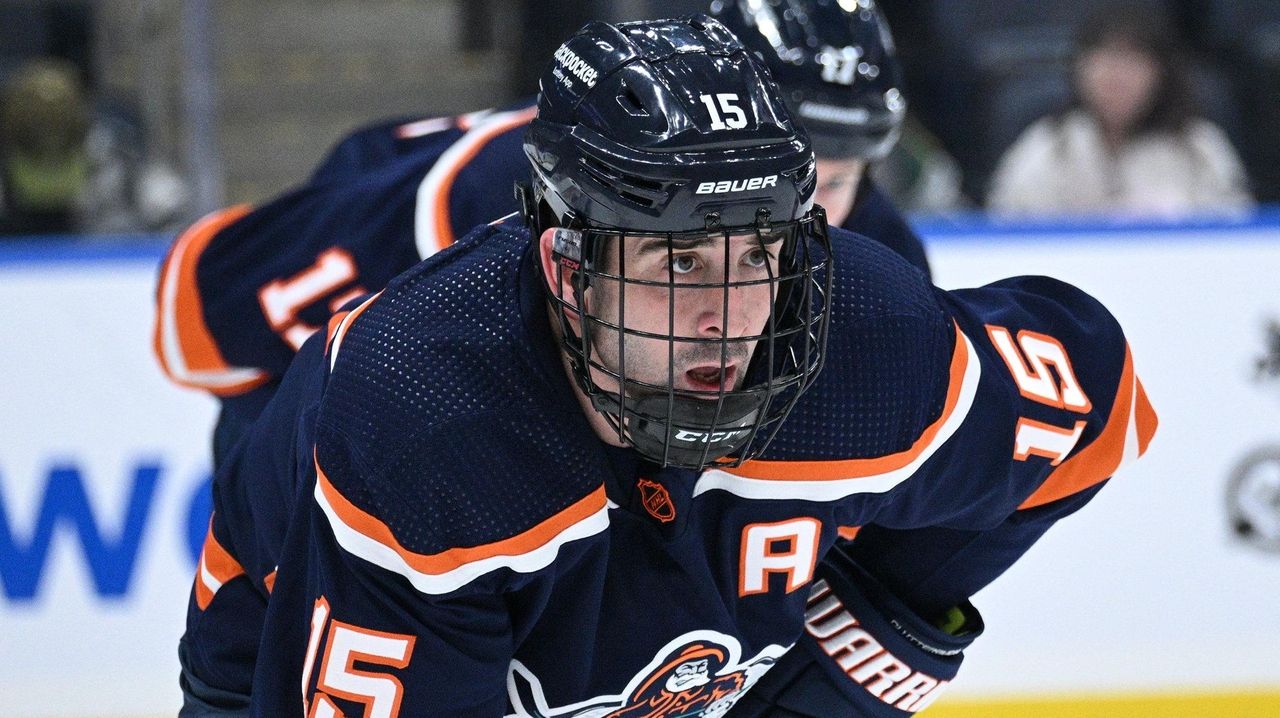 Cal Clutterbuck returns to Islanders lineup after missing eight games ...