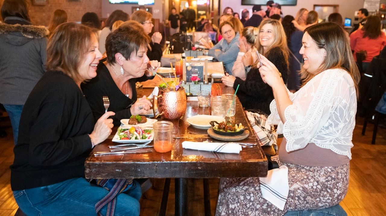 How to dine with strangers: 5 Long Island restaurants with communal ...