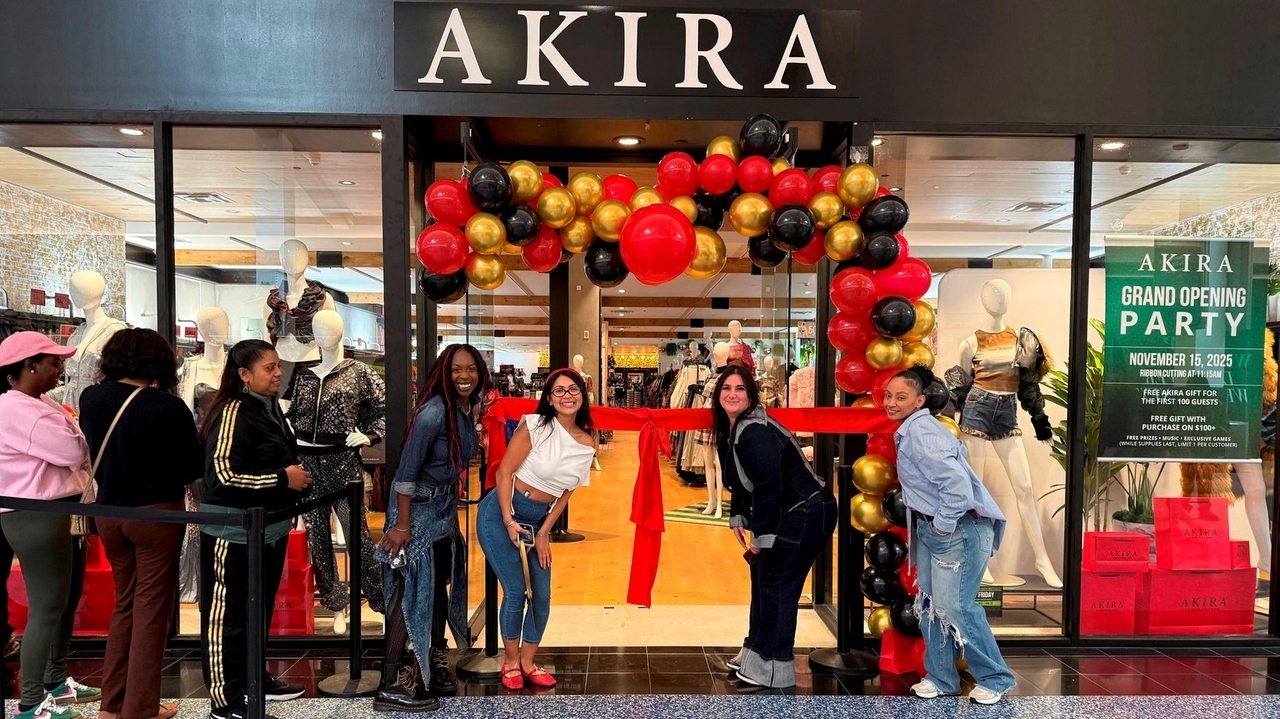 Akira, trendy Chicago women's retailer, opens at Green Acres Mall ahead ...