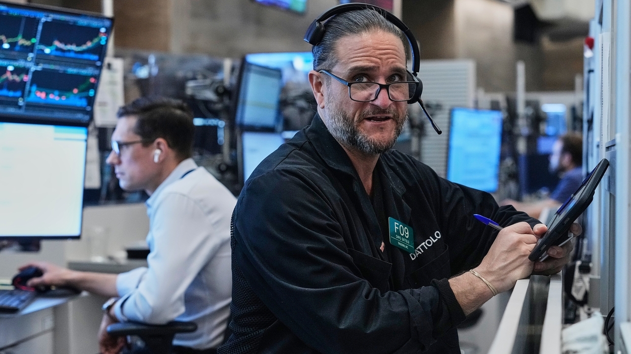 Wall Street drops as AI stocks slide sharply again - Newsday