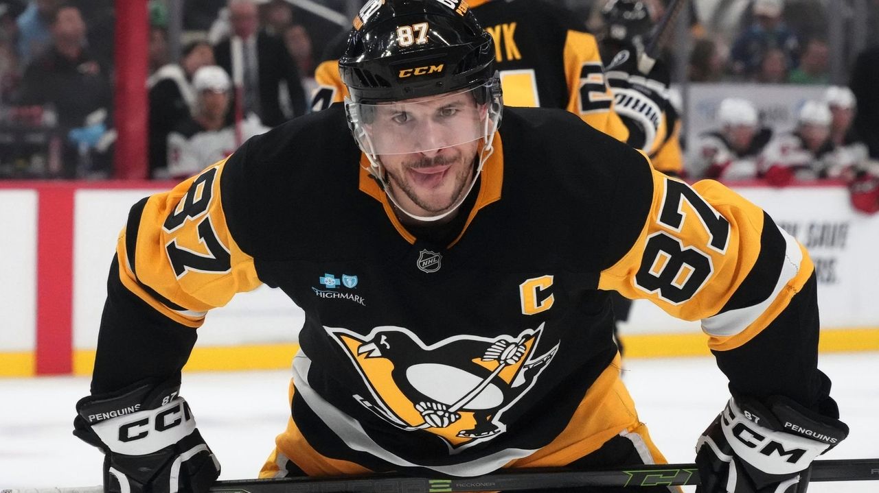 Sidney Crosby breaks Wayne Gretzky's NHL record with his 20th season averaging a point per game ...