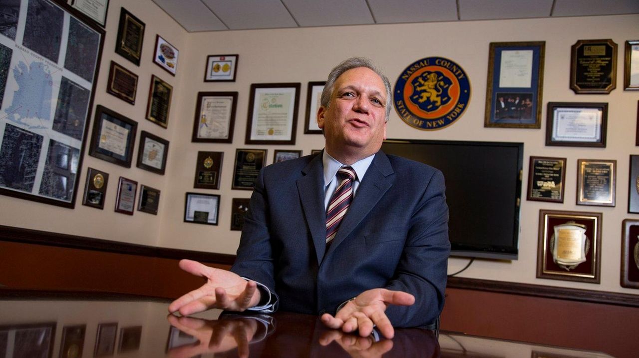 Nassau GOP lawmakers abandon Edward Mangano - Newsday