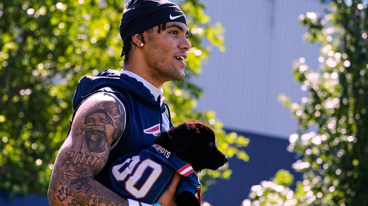Patriots CB Christian Gonzalez exits 1st padded practice of training ...