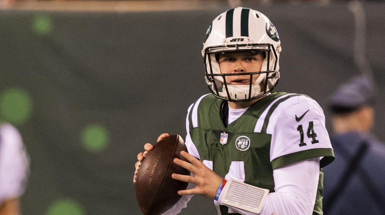 Sam Darnold throws for 253 yards and two TDs in sharp effort - Newsday