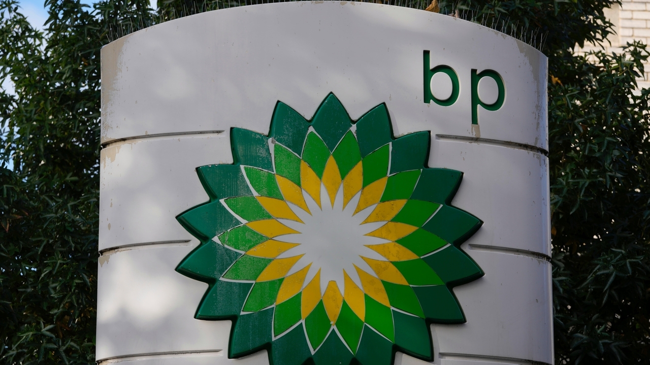 BP profits are cut in half to $2.6 billion as oil and natural gas ...