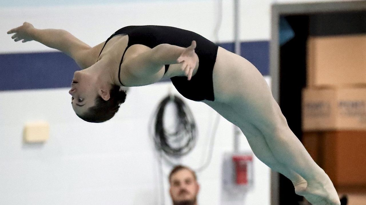 Hauppauge's Emma Casey captures Suffolk diving title - Newsday