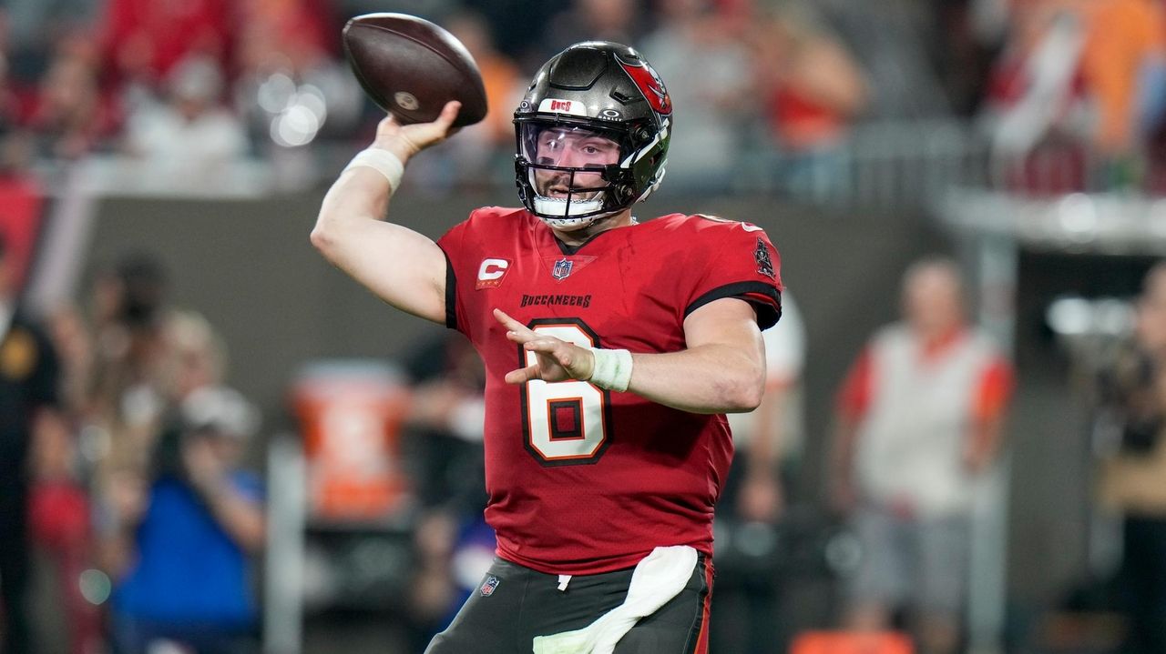 Mayfield throws for 337 yards and 3 TDs to lead Buccaneers to 32-9 NFC ...