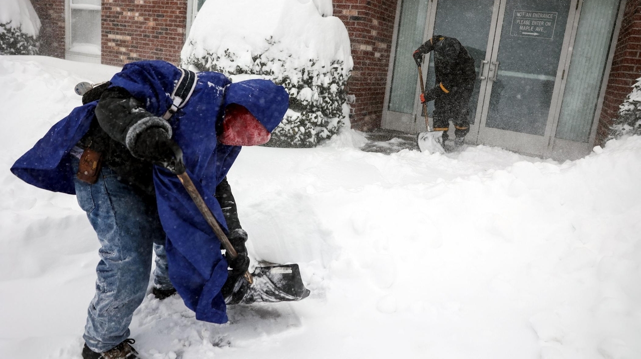 Orthopedic surgeons give tips for shoveling snow safely - Newsday