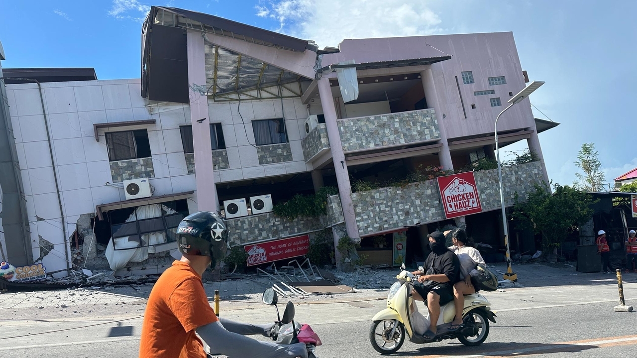 A 7.8 magnitude quake in the Philippines kills at least 32, collapses ...