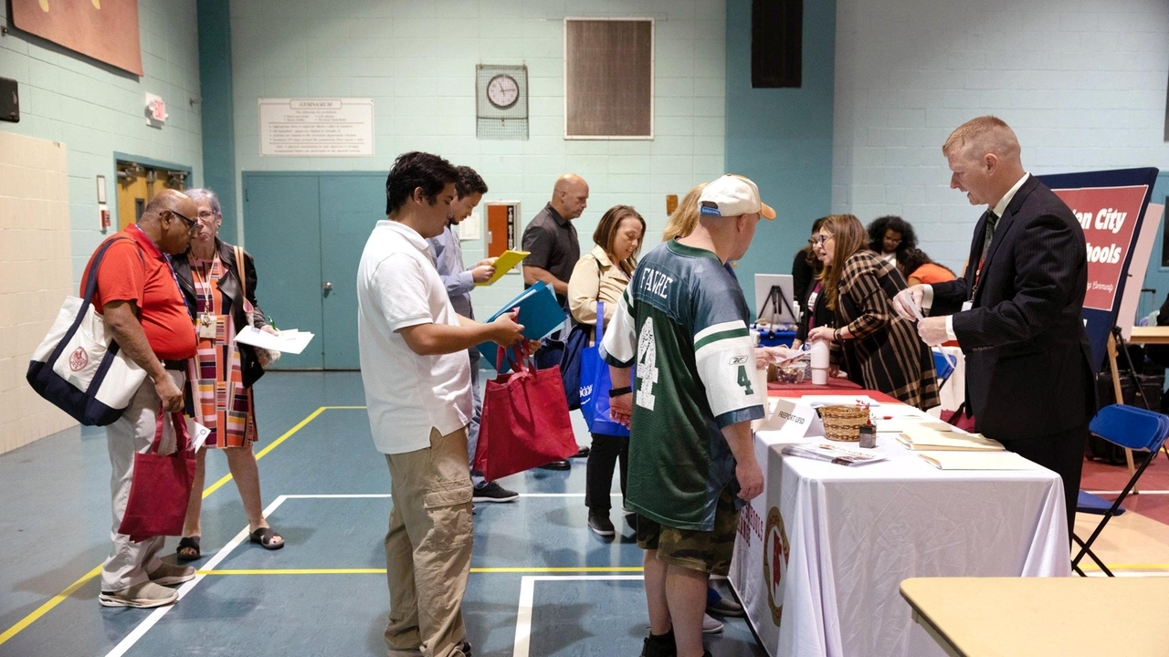 Schools scramble to hire support staff at job fair - Newsday