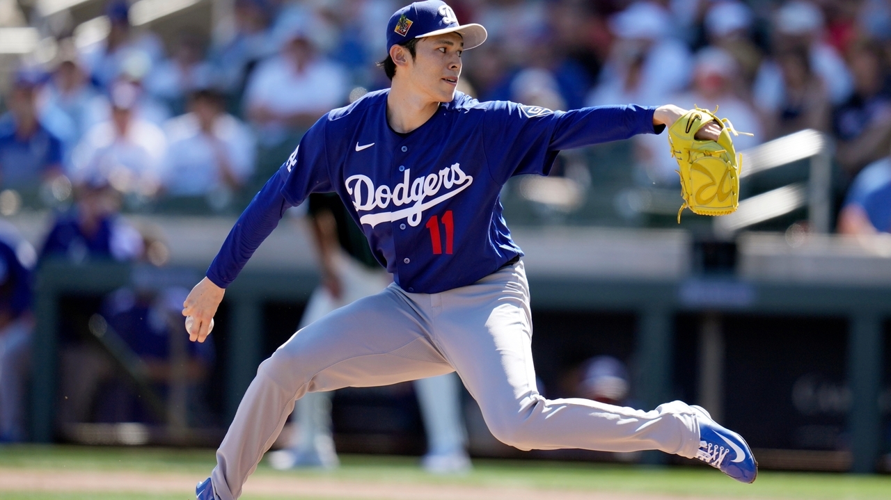 Dodgers' Roki Sasaki erratic in first spring training outing, gives up ...