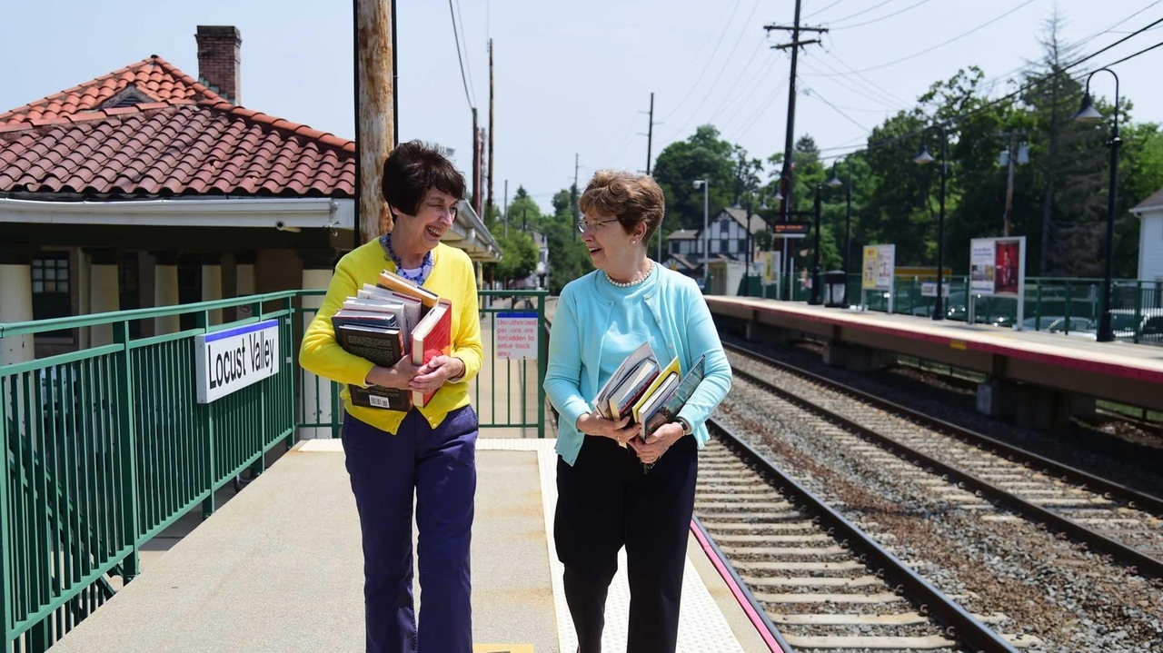 Locust Valley Library volunteers keep LIRR commuters supplied with free ...