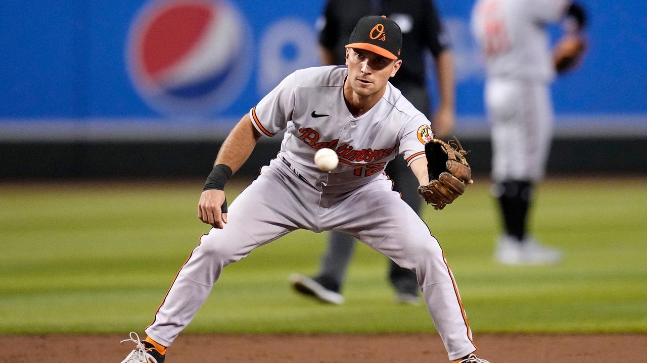 Royals agree with versatile Adam Frazier on $4.5 million, 1-year ...