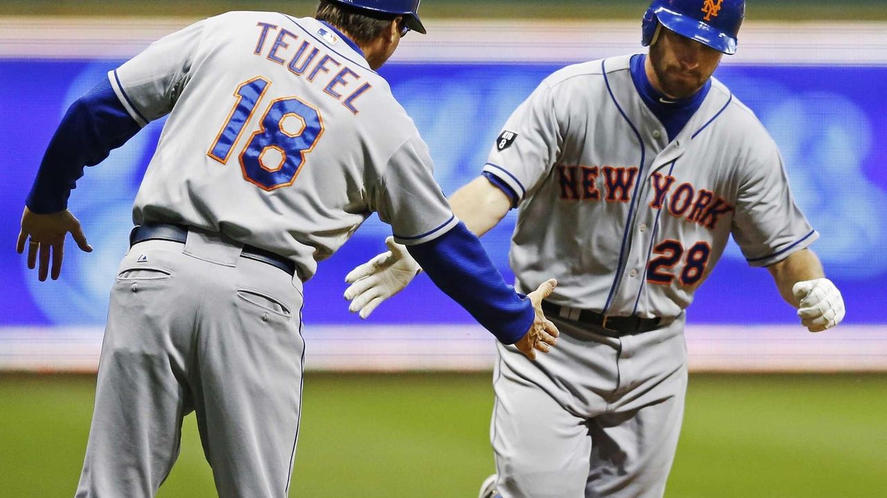 Third-base coaches aren't ready to throw out their judgment and use ...