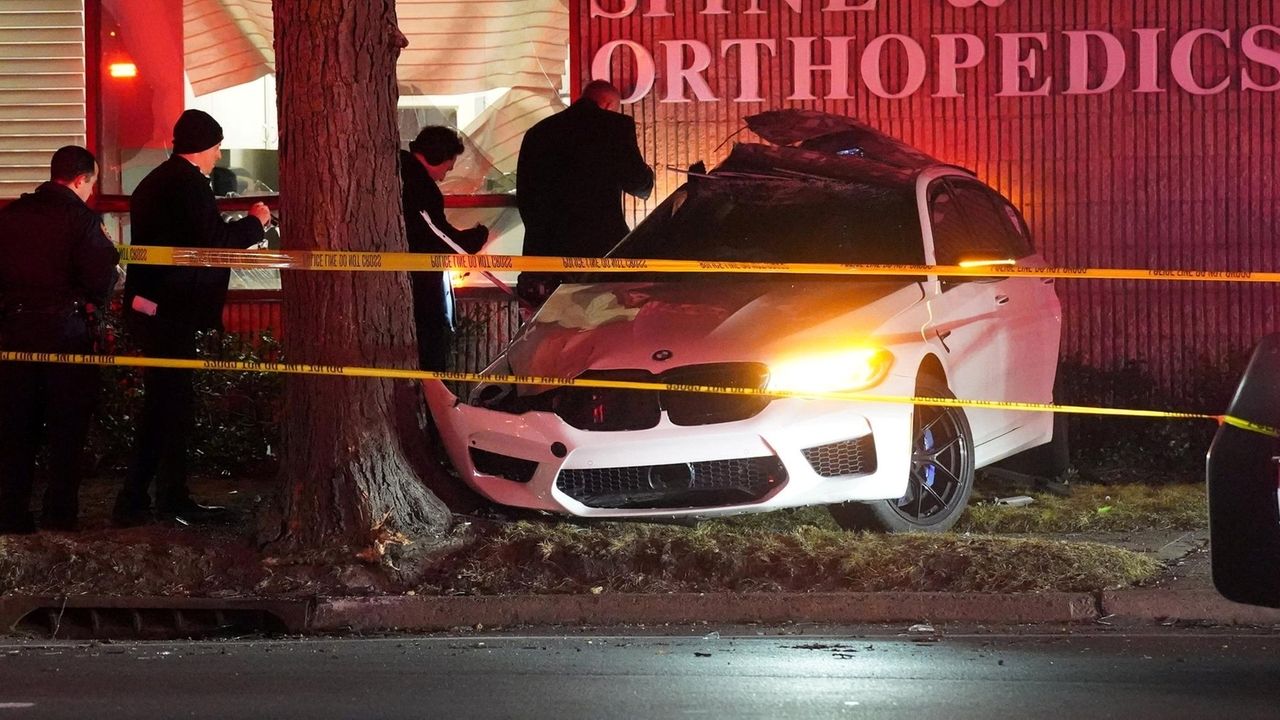 2 passengers killed, driver in hospital in single-car crash in ...