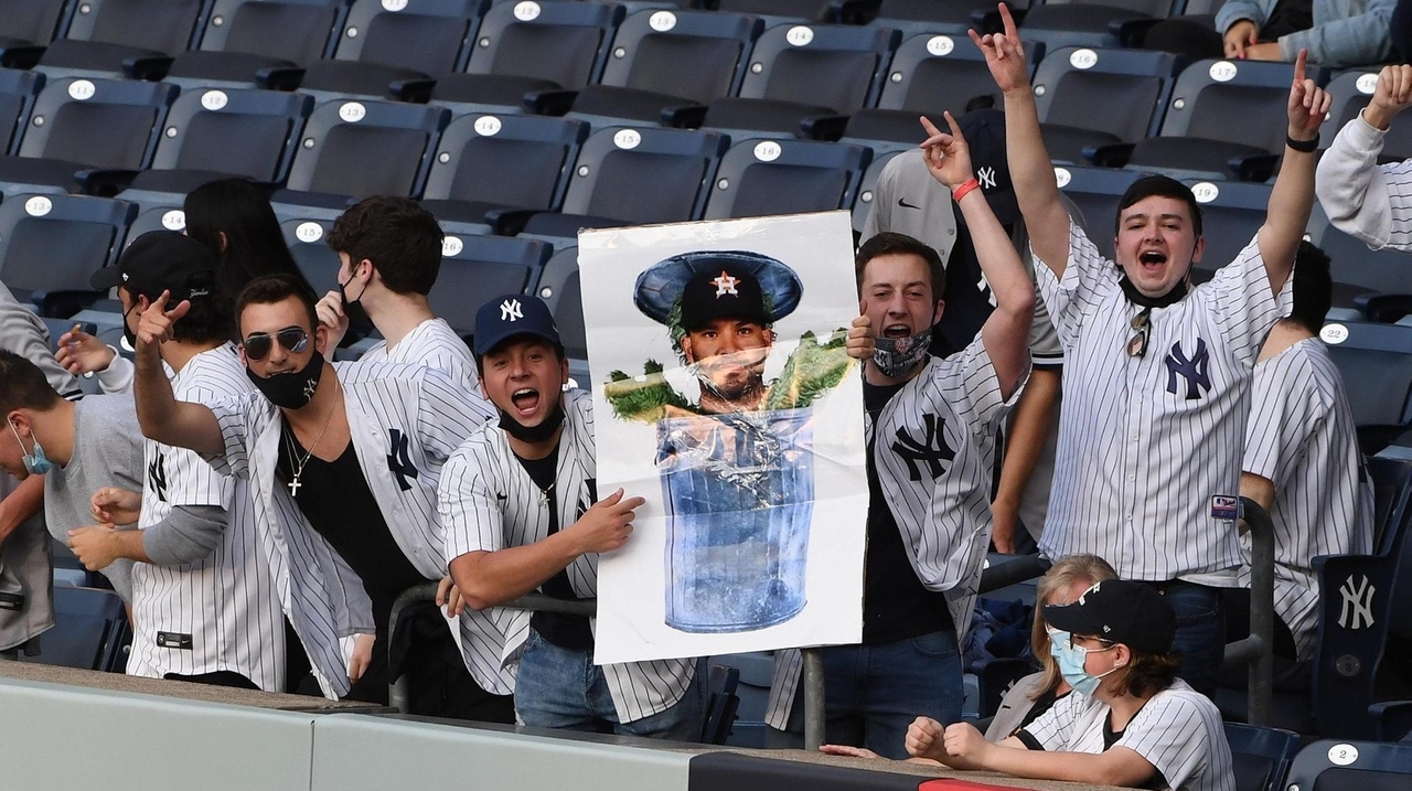 Yankee Stadium crowd welcomes Astros to the Bronx - Newsday