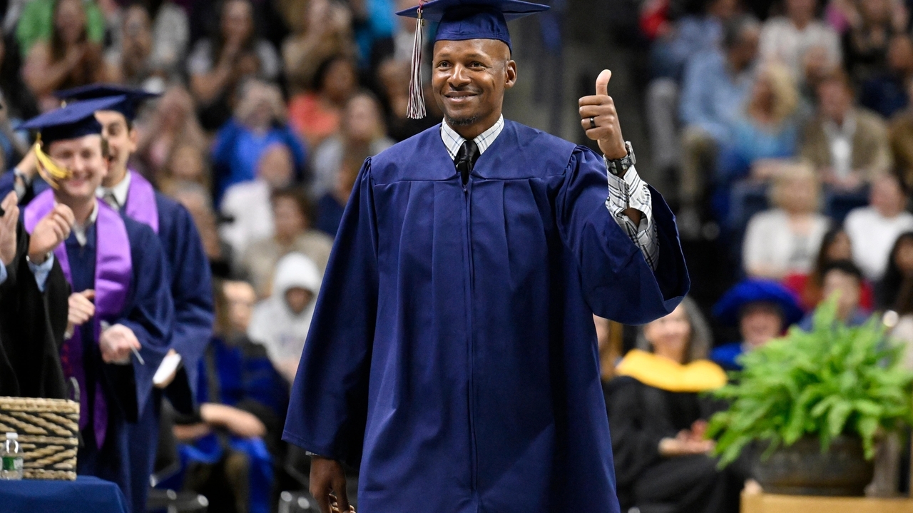 Hoops Hall of Famer Ray Allen receives degree from UConn - Newsday