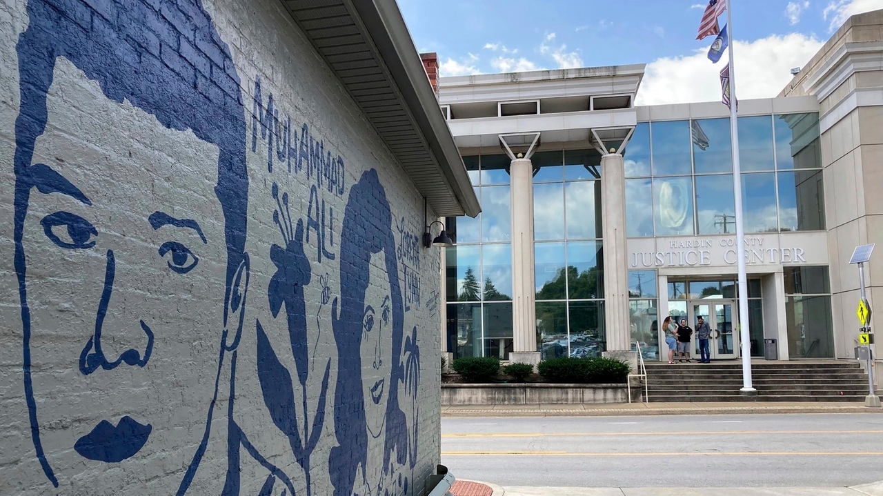 Suspect in shooting outside a Kentucky courthouse has died from a self ...