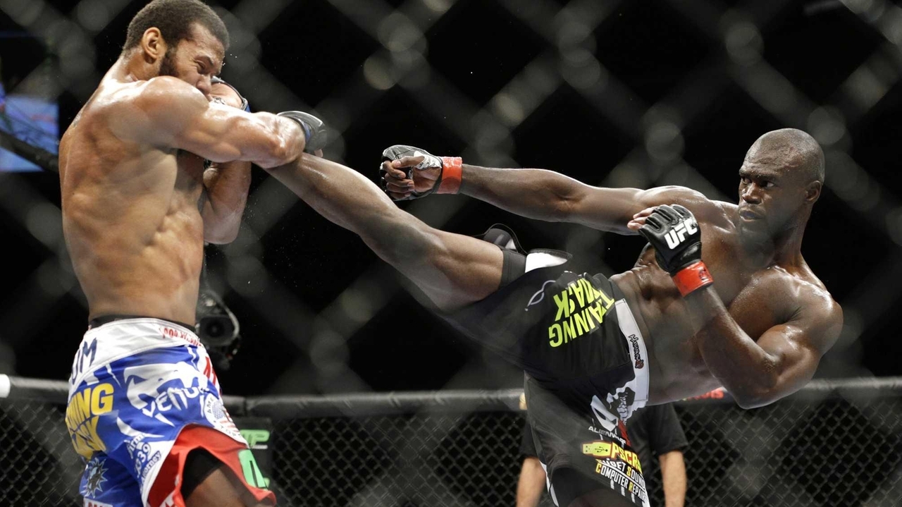 Uriah Hall fights through broken toe to win at UFC 175 - Newsday