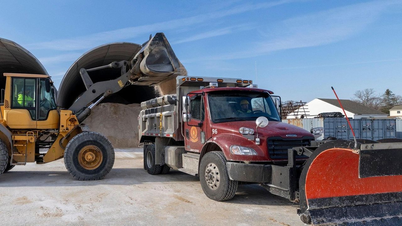 Town of Brookhaven prepares for looming winter storm - Newsday