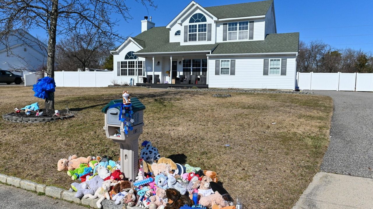 Center Moriches house where Thomas Valva died doesn't get any bidders ...