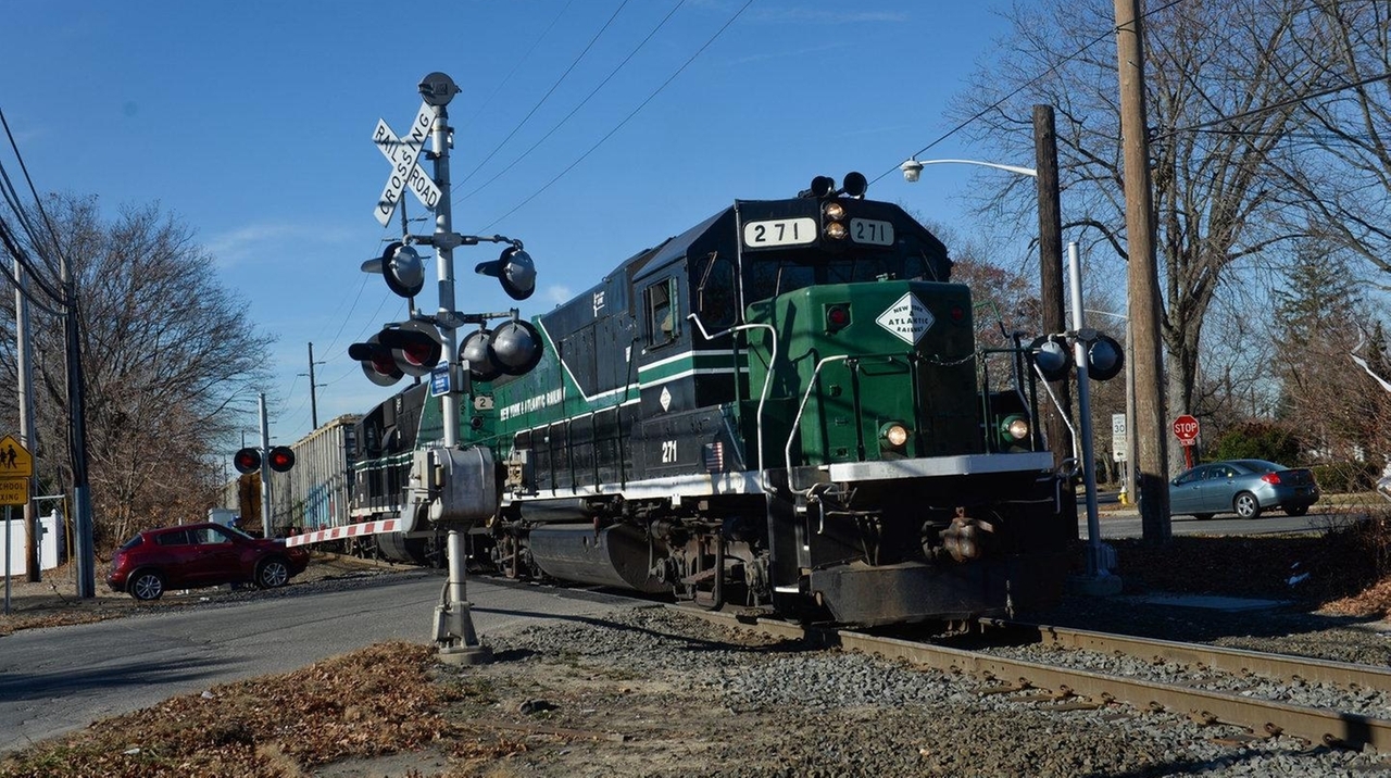 Lawsuit spurs new calls to oust LIRR’s freight rail operator - Newsday