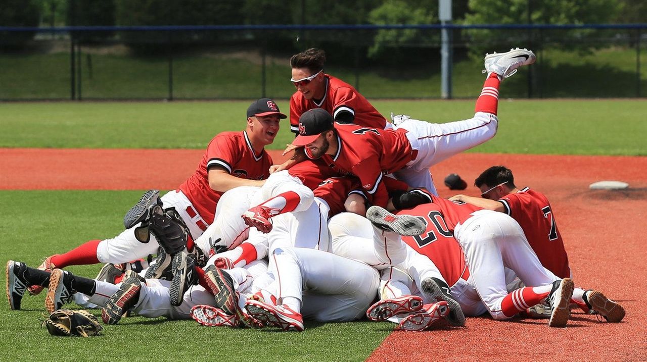 Center Moriches capped off state baseball title with town parade - Newsday